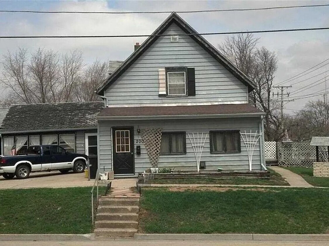 200 Madison St Unit Front, Oregon, IL 61061 - Room for Rent in Oregon ...