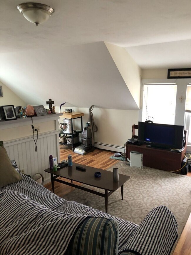 17 Union Ave Unit 17 Uni #3, Wareham, MA 02558 - Room for Rent in Wareham, MA | Apartments.com