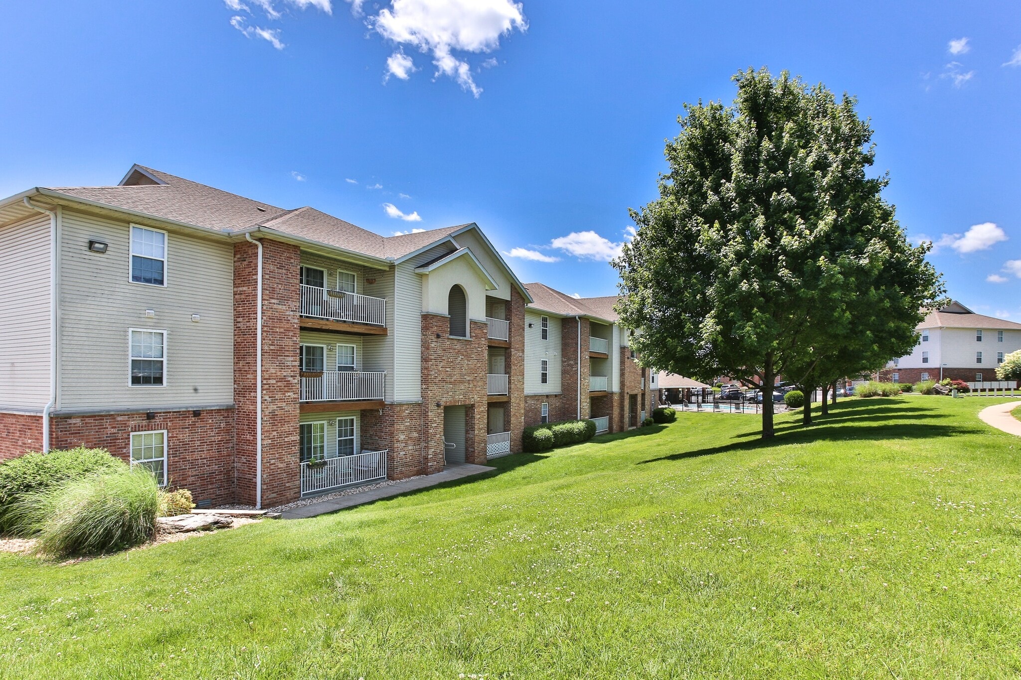 Quail Creek - 1450 W Lark St Springfield, MO 65810 | Apartments.com