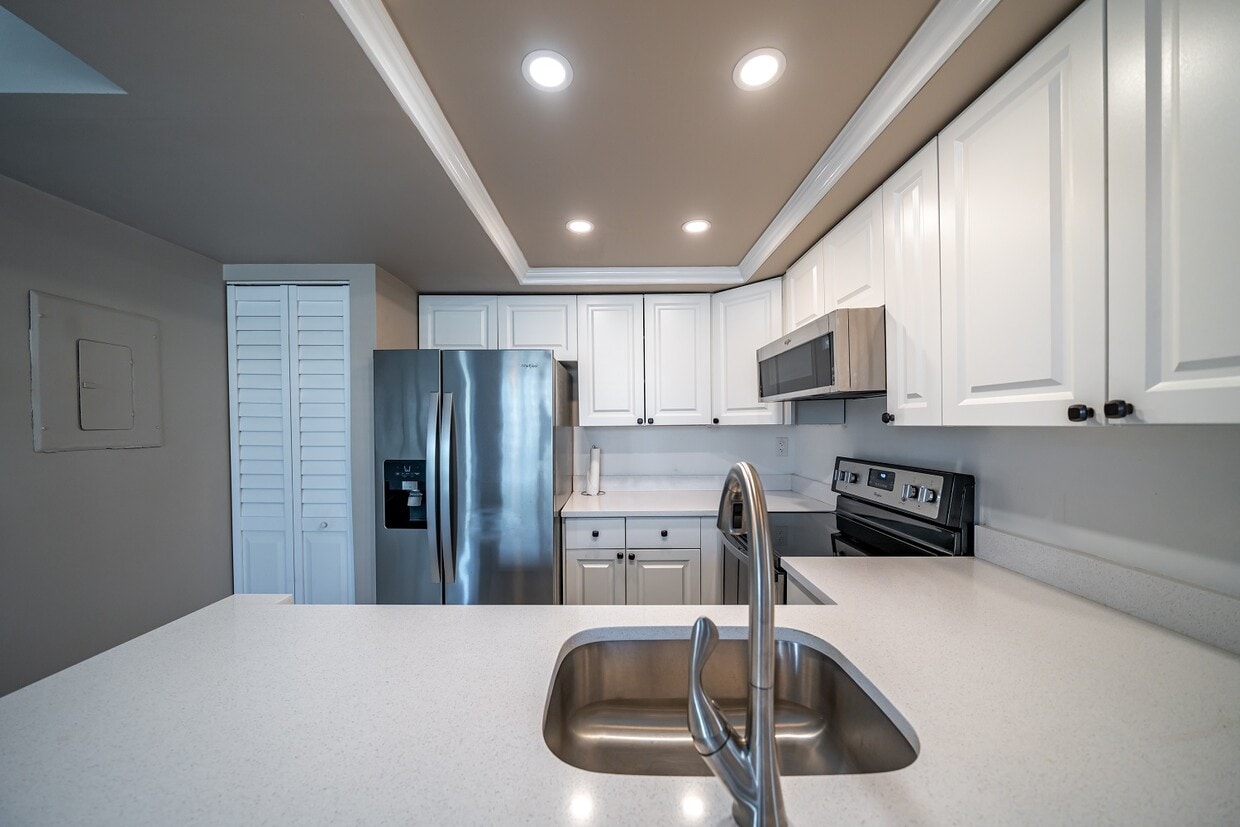 Bella Lago Vista - 700-760 Executive Center Dr West Palm Beach, FL ...