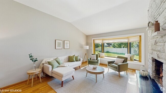 Maple Brook Apartments for Rent with Hardwood Floors - Naperville, IL ...