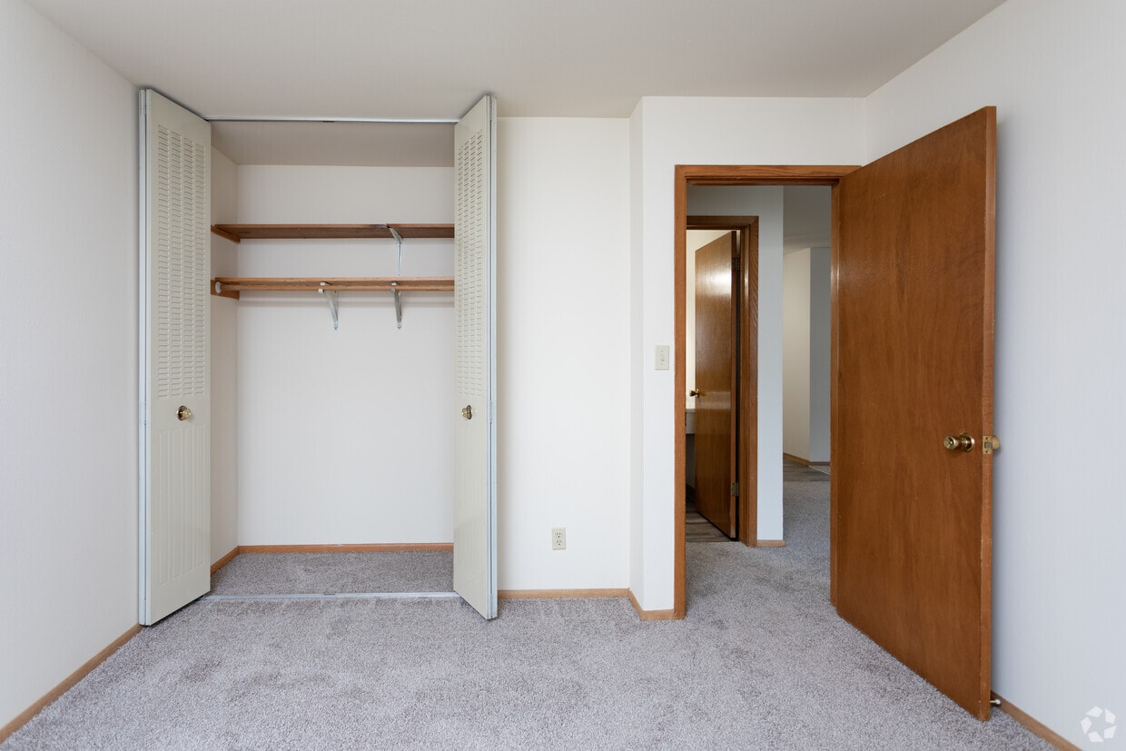 Lincoln Crest - 2054 S 102nd St West Allis, WI 53227 | Apartments.com