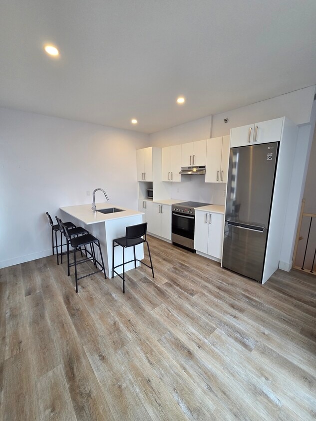 Le Lowney 5-6-7 Apartments - 950 Rue Notre-Dame O Montréal, QC ...