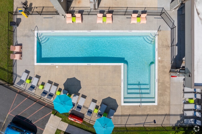 College Park Townhouses Apartments for Rent with a Walk-In Closet ...