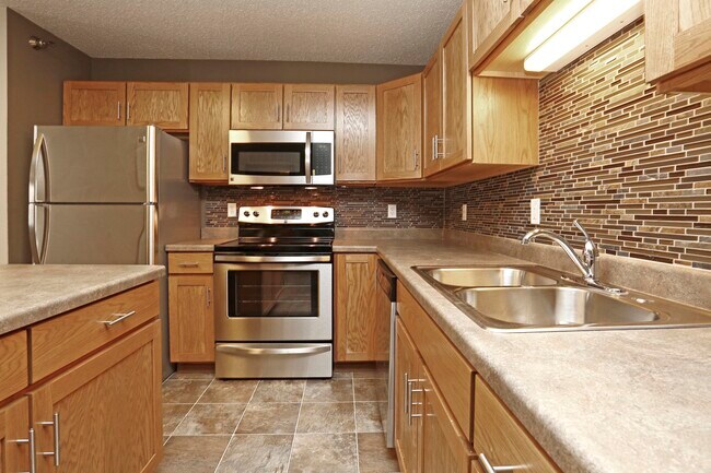 Sunset Trail Apartment Homes Apartments - 3639 41st St NW Rochester, MN ...