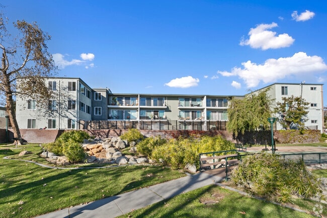 Hilltop Apartments for Rent with High Ceilings - Signal Hill, CA - 1 ...