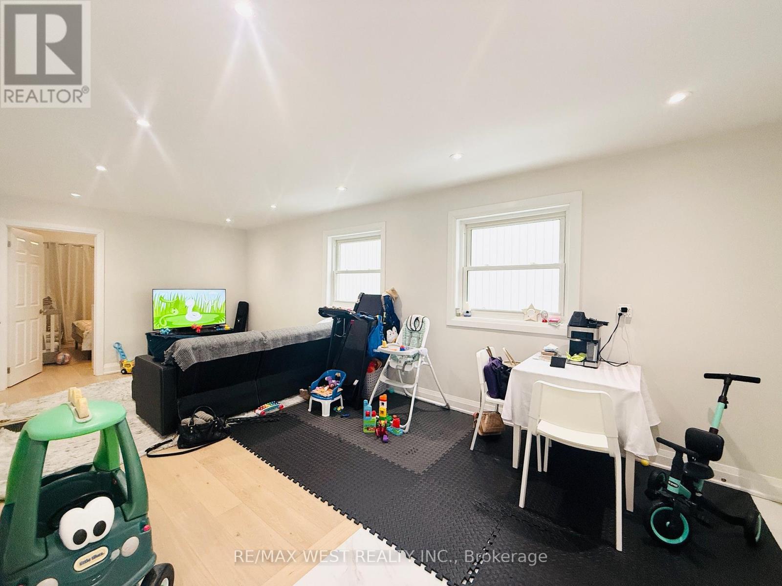 4 Sutherland Ave, Toronto, ON M4C 1R9 - Maison à Louer à Toronto, ON ...