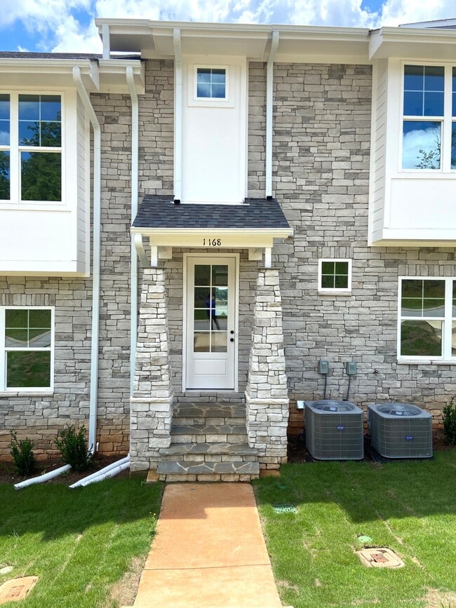 Apartments for Rent with a Walk-In Closet in Lincoln AL