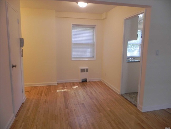17 Schenck Ave Unit 2C, Great Neck Plaza, NY 11021 - Room for Rent in ...