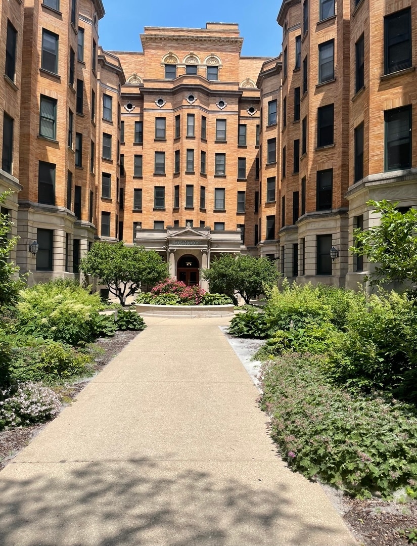 550 W Surf St Unit 203, Chicago, IL 60657 - Condo for Rent in Chicago ...