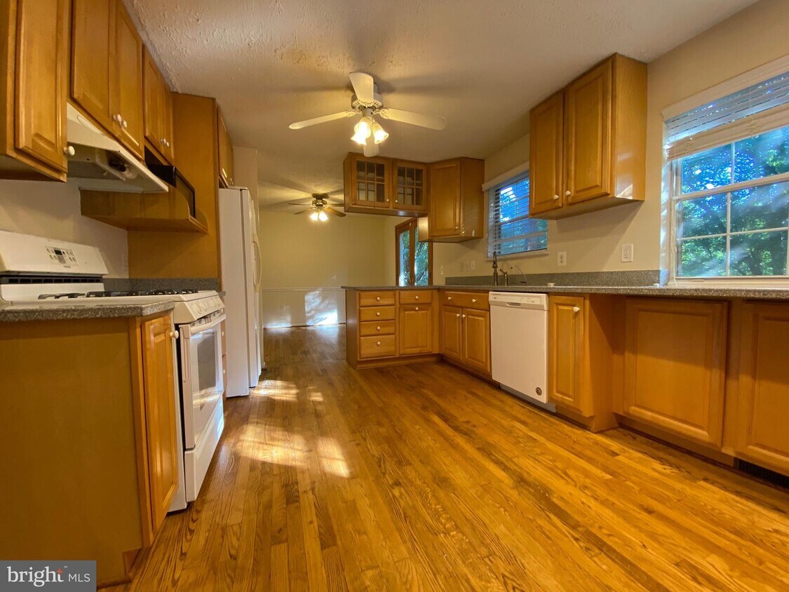 10715 Oldfield Dr, Reston, VA 20191 - House Rental in Reston, VA ...