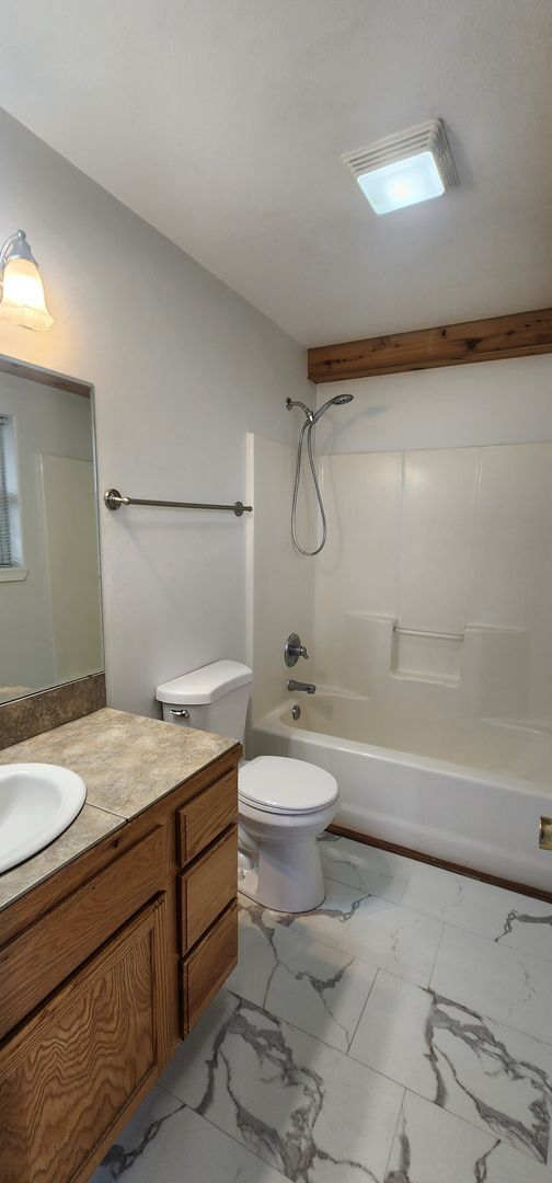 213 SW 4th St Unit #B, Madras, OR 97741 - Room for Rent in Madras, OR ...