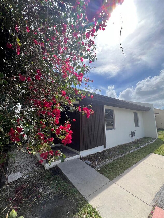 5301 SW 137th Ct, Miami, FL 33175 - Townhome Rentals in Miami FL ...