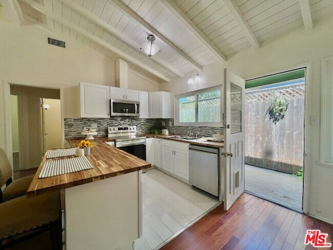 10749 Aqua Vista St Los Angeles, CA 91602 - Alquileres en Los Angeles ...