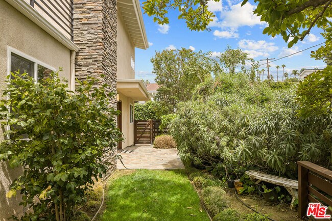 907 Las Pulgas Rd, Los Angeles, CA 90272 - House Rental in Los Angeles ...