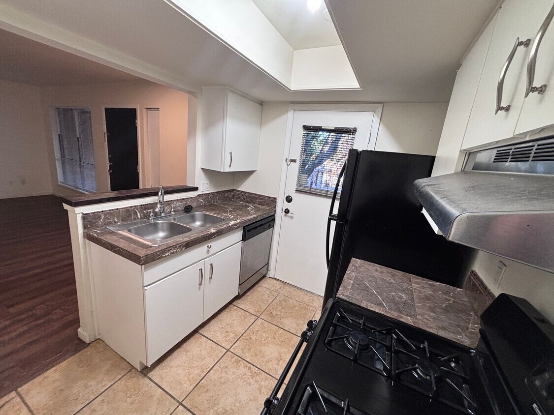 4121 Avondale Ave Unit 202-E, Dallas, TX 75219 - Room for Rent in ...
