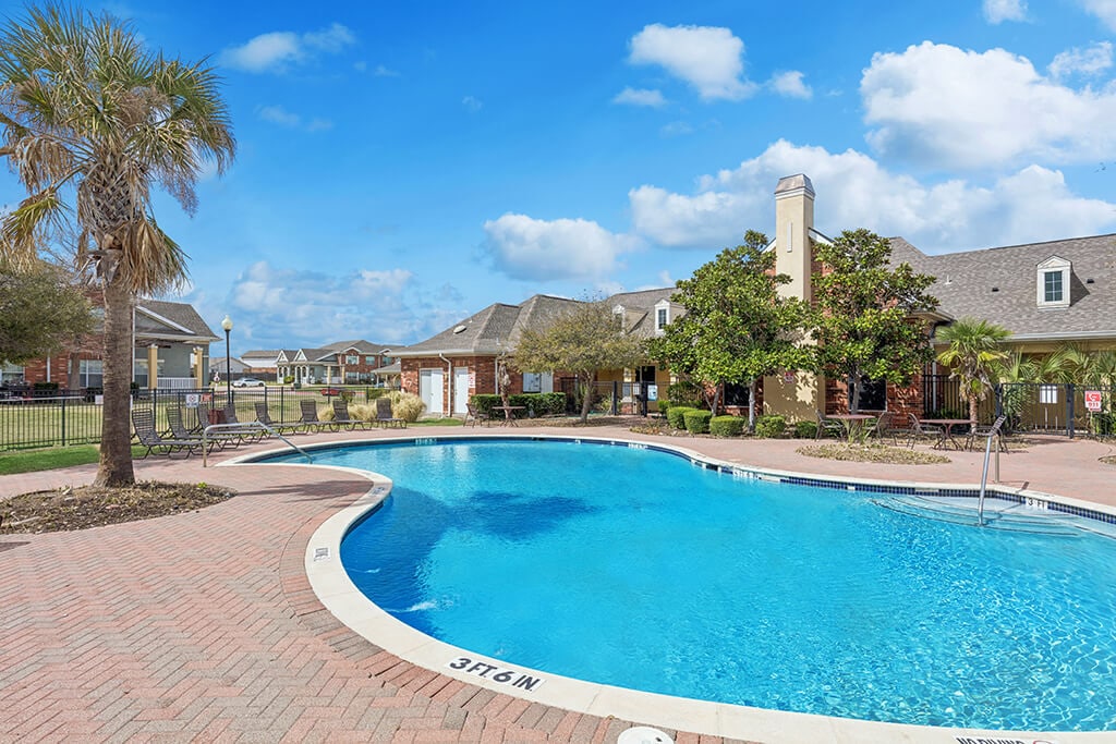 Ironwood Crossing Apartments & Townhomes - 2600 Western Center Blvd ...