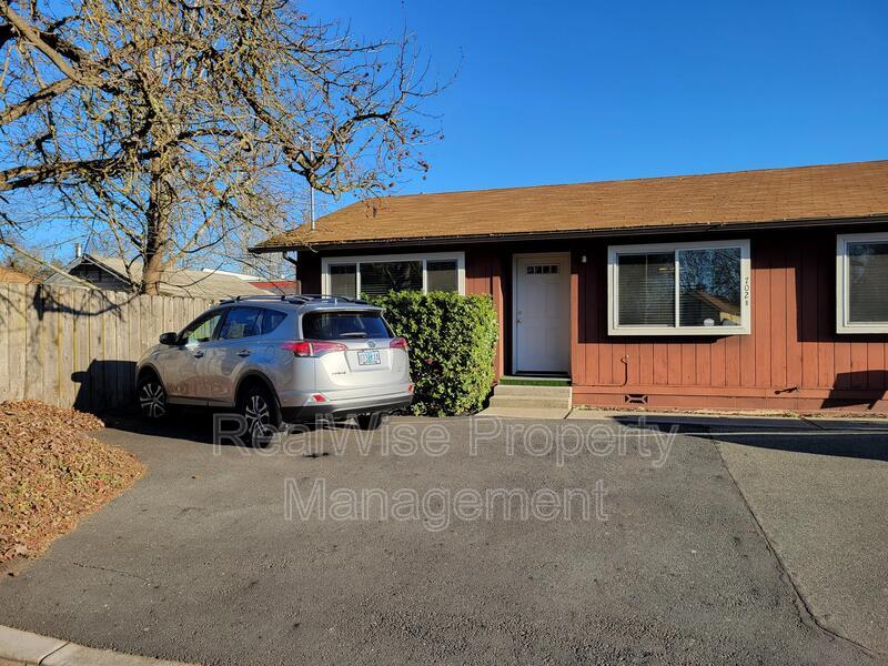 702 SW Isham St Unit B, Grants Pass, OR 97526 - Condo for Rent in ...