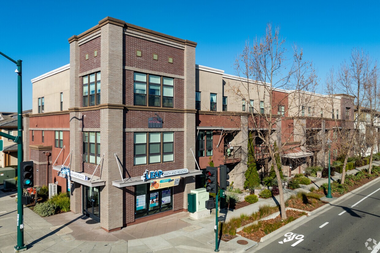 Liner at Alameda Landing - 421 Singleton Ave Alameda, CA 94501 ...