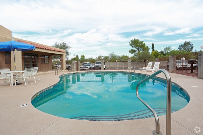 Country Club Manor Apartments for Rent with a Swimming Pool - Tucson ...