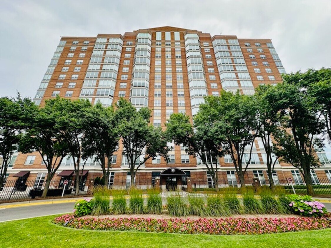 250 E Harbortown Dr Unit 250 East Harbortown, Detroit, MI 48207 - Room for Rent in Detroit, MI ...