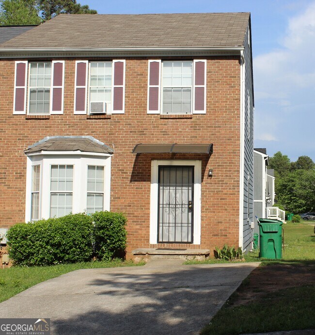 Apartments for Rent with a Living Room in Redan GA