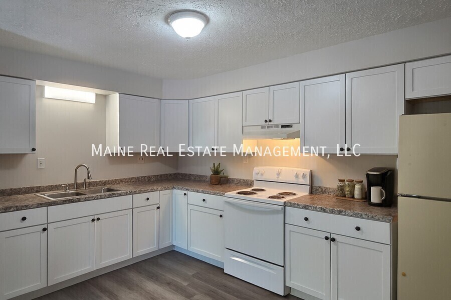 16 Hillside Ln Unit 3, Lewiston, ME 04240 - Room for Rent in Lewiston, ME | Apartments.com