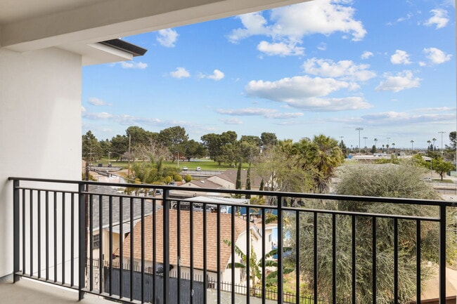 Harbor Gateway North Apartments for Rent with a Walk-In Closet ...