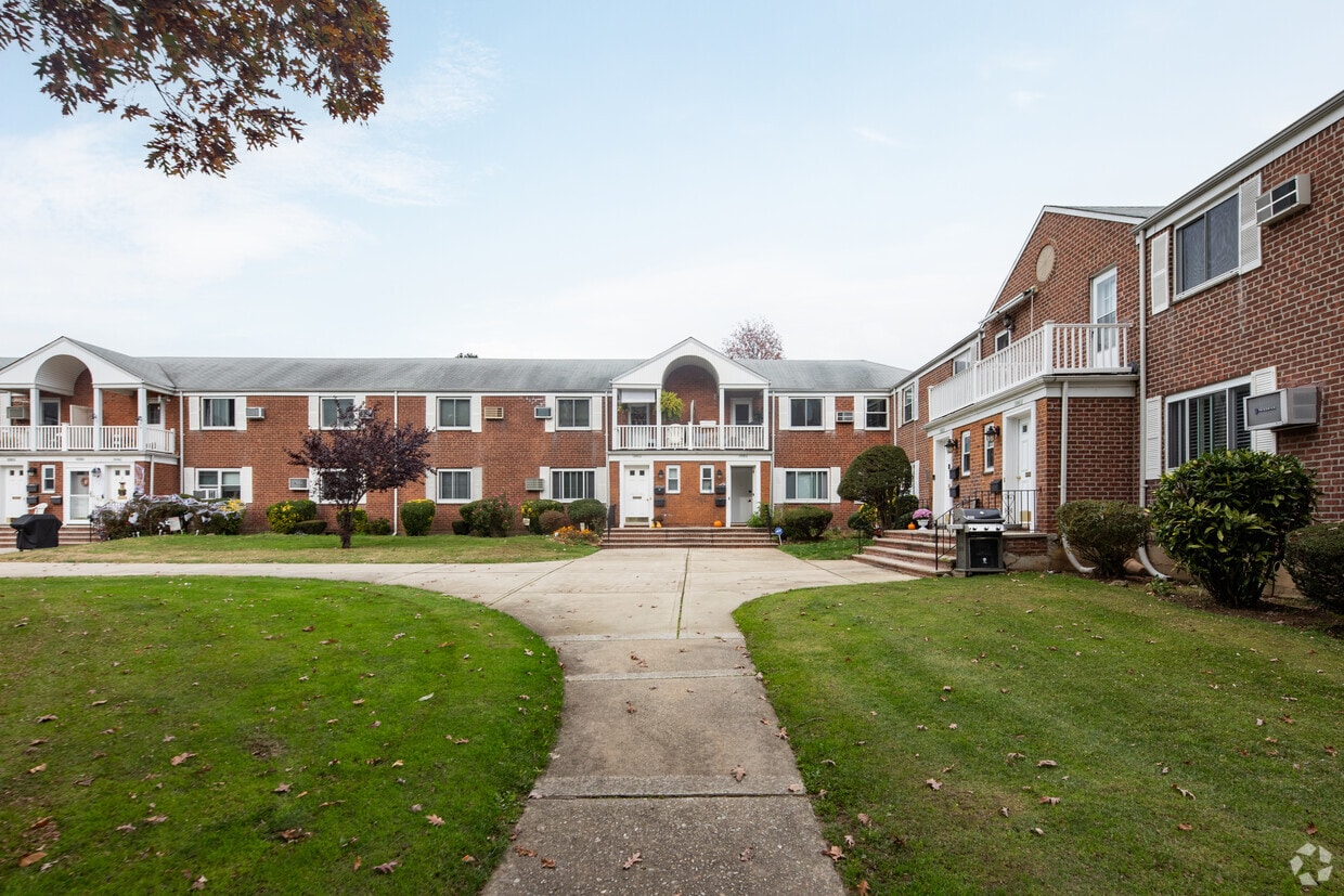 Glen Oaks Village - Apartments in Glen Oaks, NY | Apartments.com