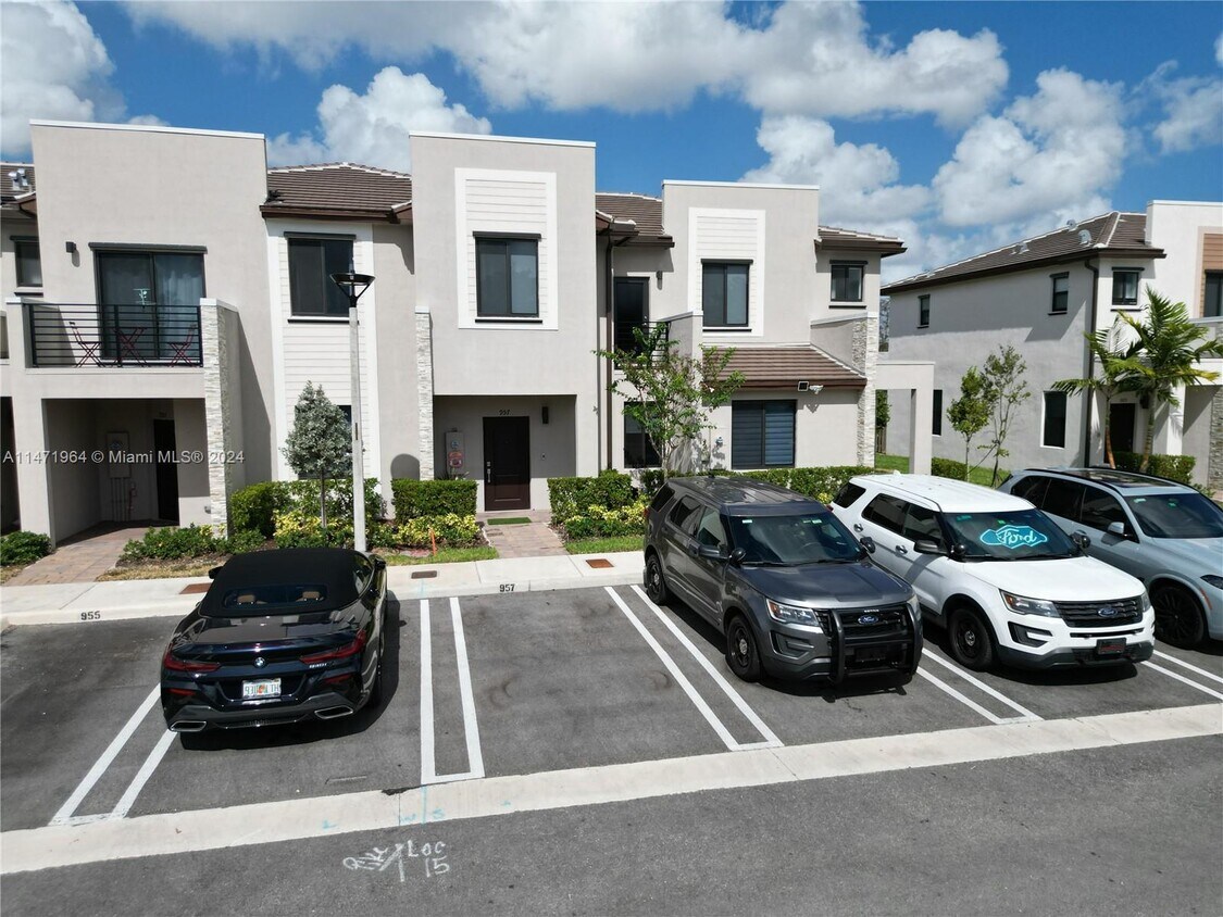 957 NE 211th St, North Miami Beach, FL 33179 - Townhome Rentals in North Miami Beach FL ...
