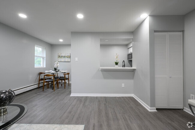 Cranston Hall Apartments Apartments - 3314 Old Capitol Trl Wilmington ...