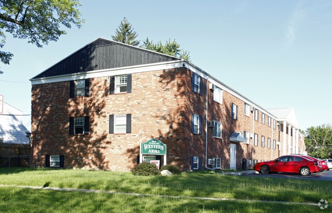 Custer Gardens Apartments for Rent with Hardwood Floors - Monroe, MI ...