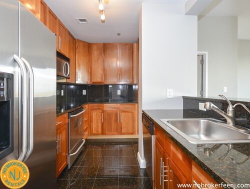 100 Daibes Ct Unit 2992, Edgewater, NJ 07020 - Room for Rent in ...