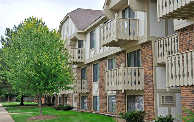 Fox Pointe Apartments - Apartments in East Moline, IL | Apartments.com