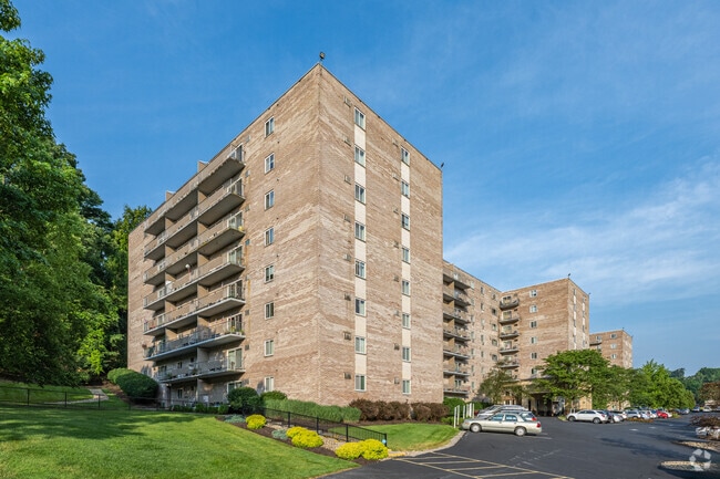 Apartments for Rent with a Swimming Pool Near Elizabeth Manor ...