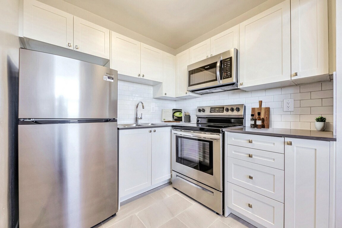 Upper Canada Court, Centre Apartments - 140 Erskine Av Toronto, ON ...
