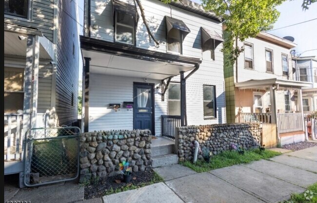 Downtown Paterson Apartments for Rent with a Yard - Paterson, NJ - 1 ...