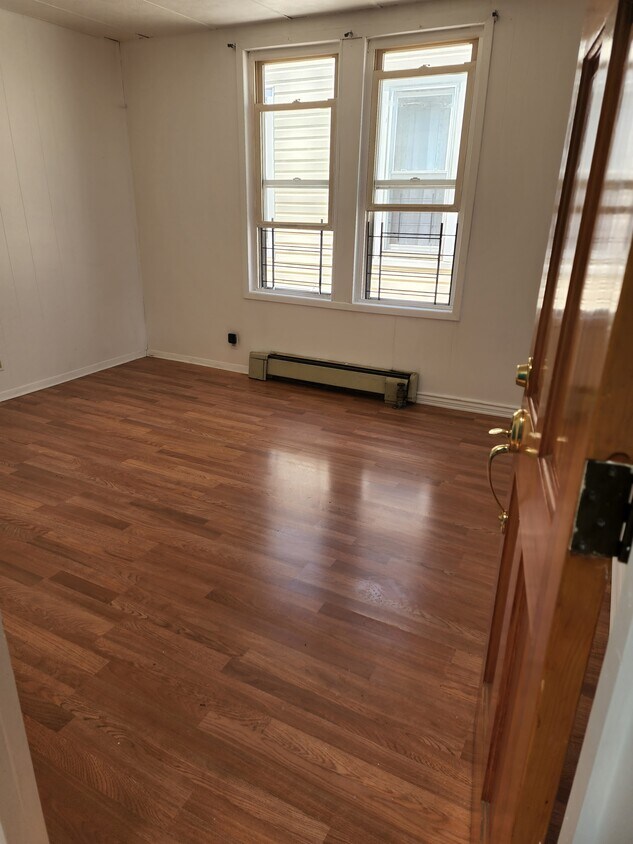 9016 76th St, Woodhaven, NY 11421 - Townhome Rentals in Woodhaven NY ...