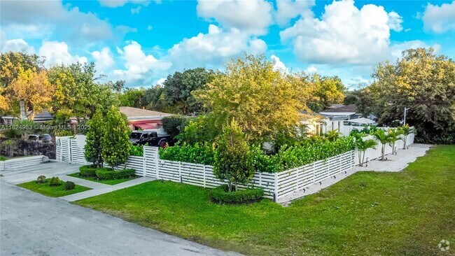 Pinewood Park North Apartments for Rent with a Garage - Miami, FL ...