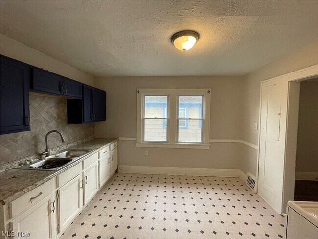 3217 E 132nd St Unit 2, Cleveland, OH 44120 - Room for Rent in ...