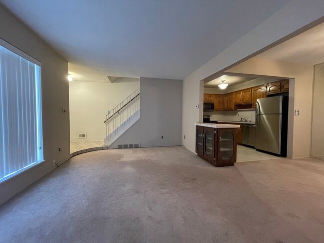 29756 City Center Dr Unit 2, Warren, MI 48093 - Condo for Rent in ...