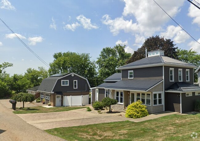 Houses for Rent with High Ceilings in Greentown OH