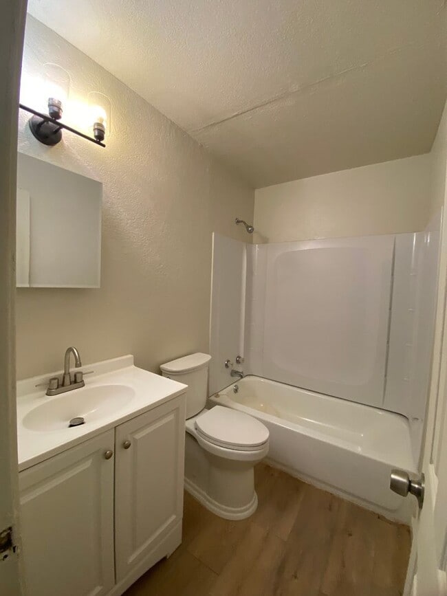 1509 W Hank Ave Unit 1509-B W Hank (646), Artesia, NM 88210 - Room for ...