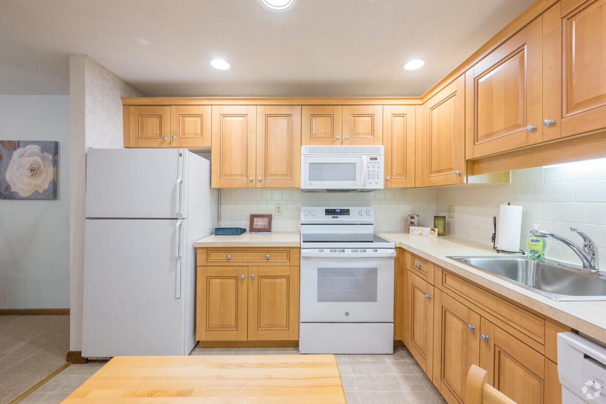 Putnam Village - 6 Putnam Rd Foxborough, MA 02035 | Apartments.com