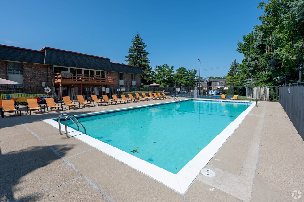 Apartments for Rent with a Swimming Pool in Carson Square, Indianapolis ...