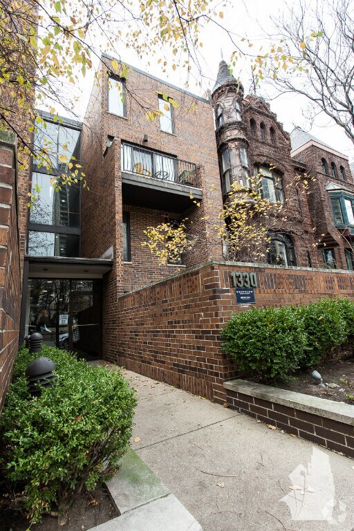 Old Town Apartments for Rent with a Living Room - Chicago, IL - 447 ...