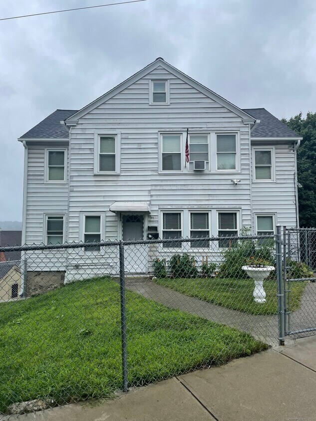 32 Lawrence St Unit 3, Waterbury, CT 06708 - Room for Rent in Waterbury ...