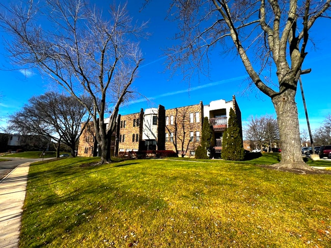 Woodridge Country Club Condominiums Apartments for Rent with Hardwood ...