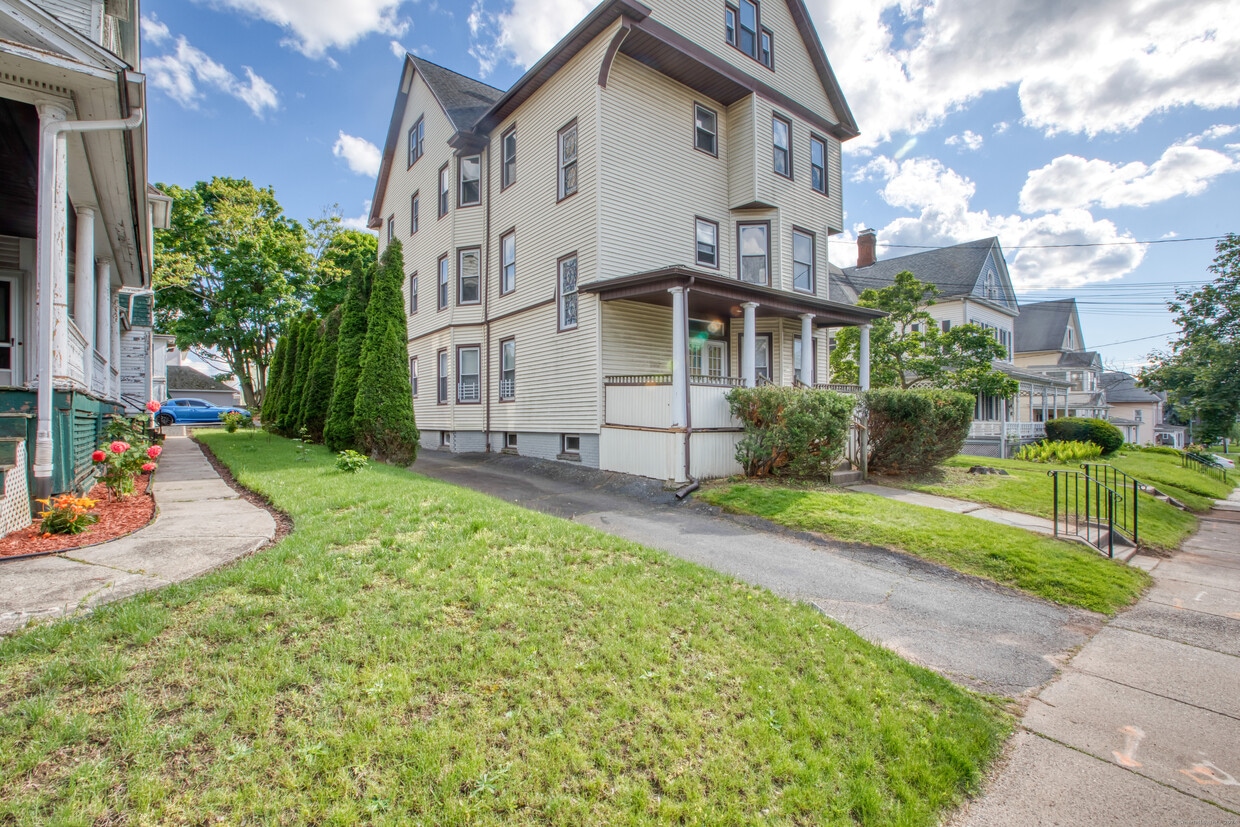 325 Chestnut St Unit 2nd FL, New Britain, CT 06051 - Room for Rent in ...