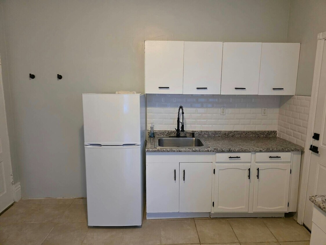 3611 S Wood St Unit 2F, Chicago, IL 60609 - Room for Rent in Chicago ...
